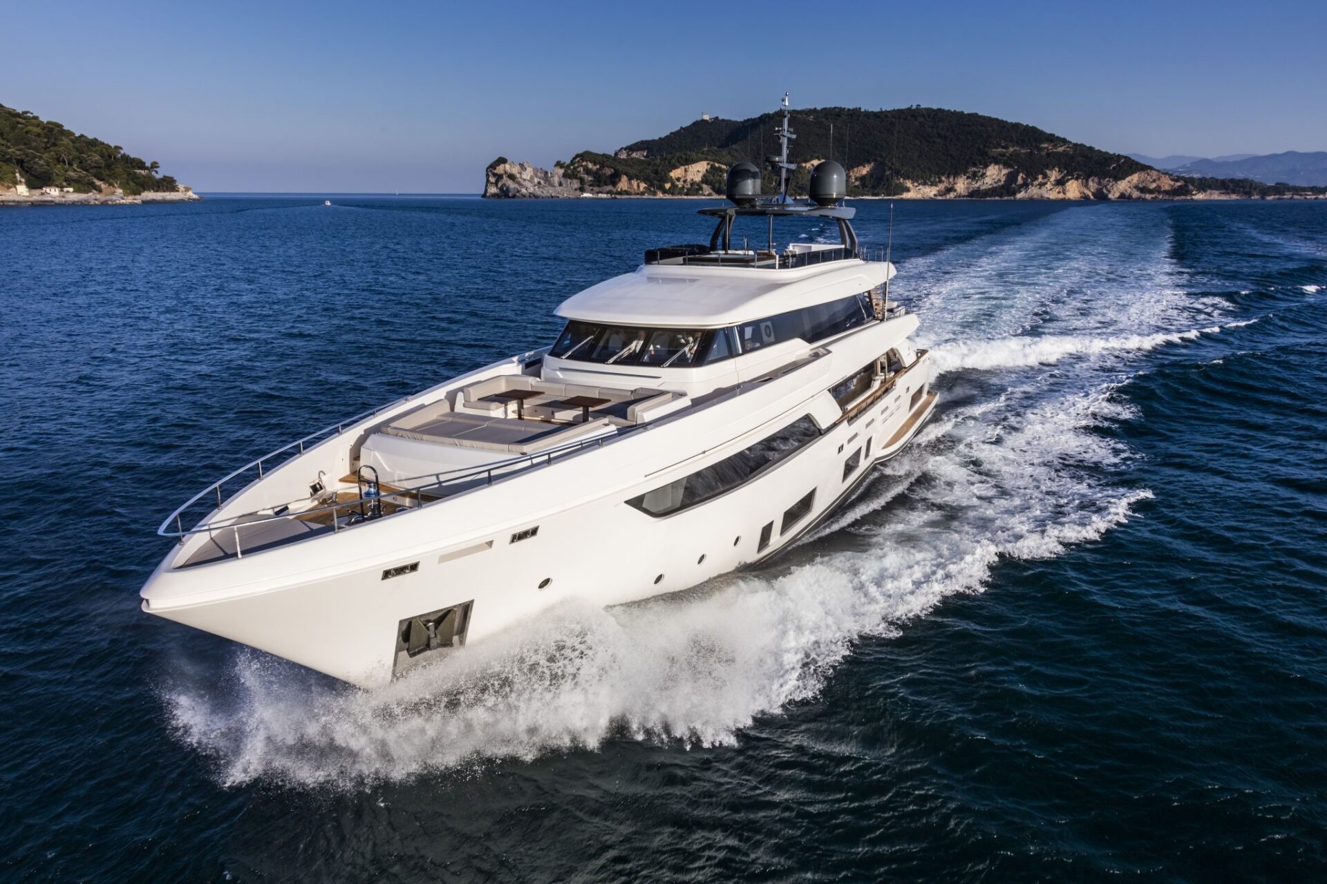 Custom Line Navetta 37 Nieuw en gebruikt sales. Uw Benelux dealer